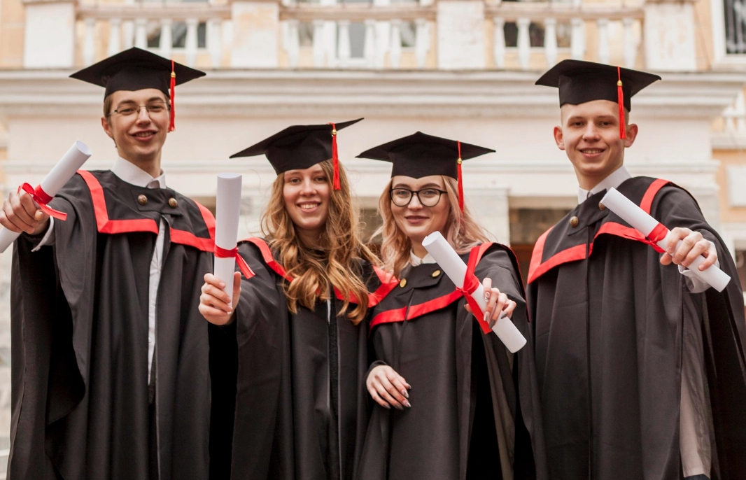 Du học sinh nên ở lại hay về nước làm việc?