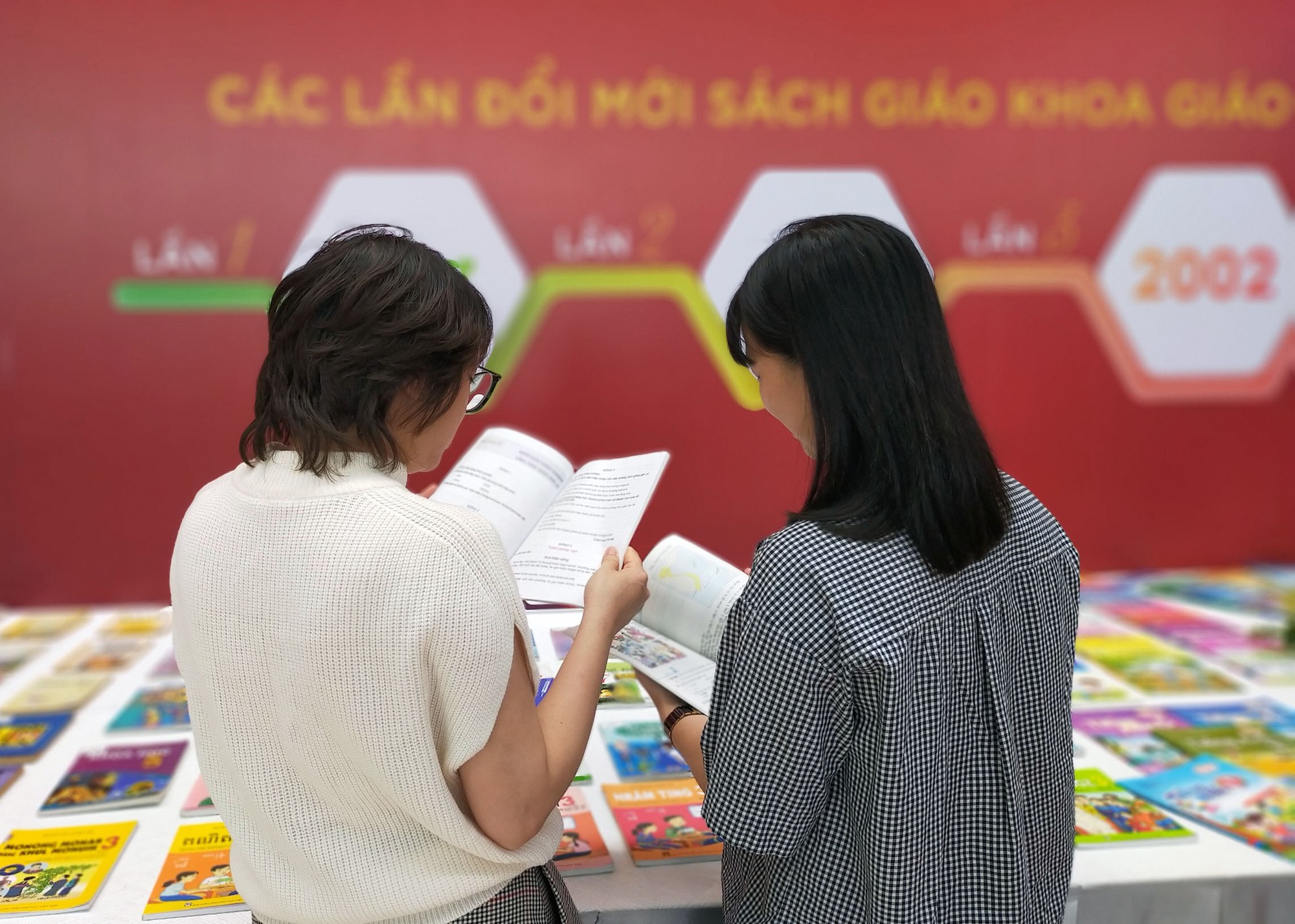 Giáo viên phải đọc hàng chục cuốn sách giáo khoa để lựa chọn sách mới