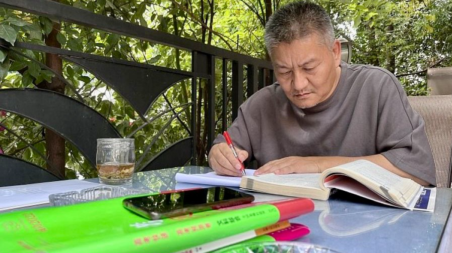 Liang Shi - người đàn ông Trung Quốc 56 tuổi, thi đại học lần 27