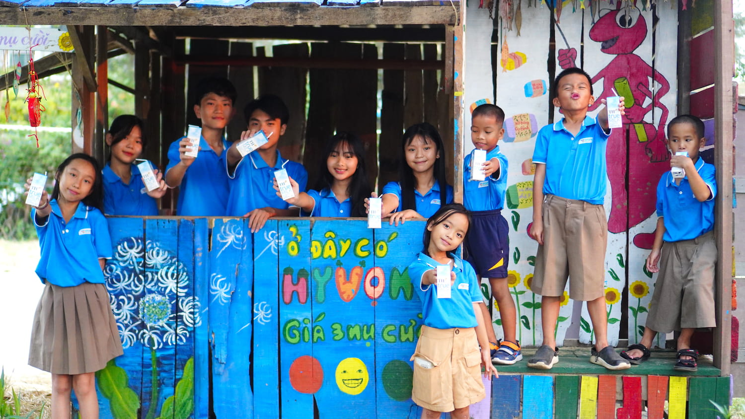 VSF, TH true MILK tiếp tục tài trợ sữa cho học sinh Hope (FPT)