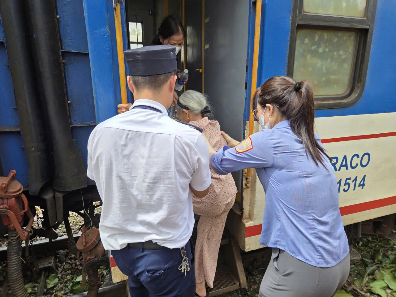 Đường sắt tạm dừng nhiều chuyến tàu do ảnh hưởng bão, phục vụ miễn phí ...