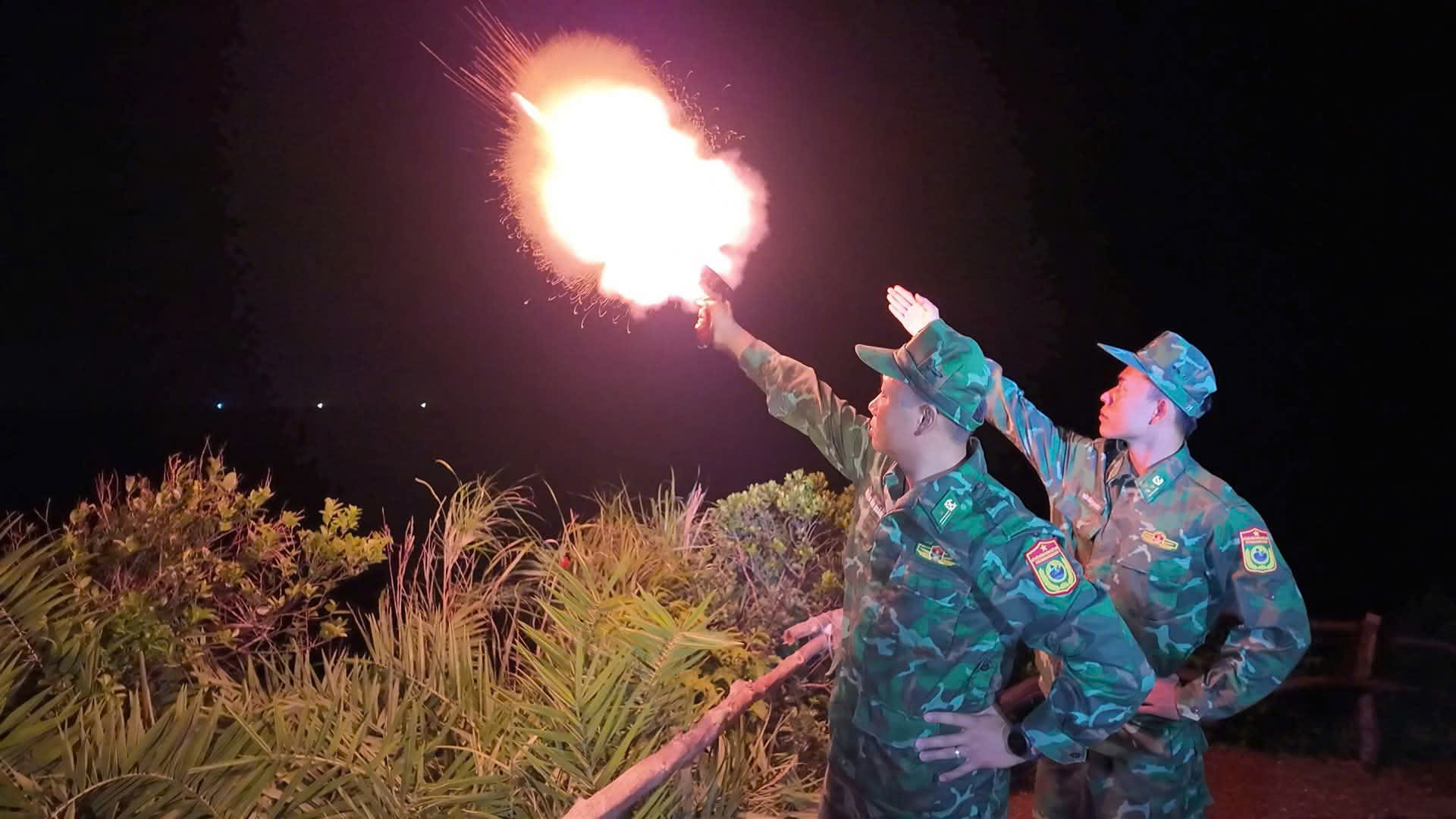 Bộ đội biên phòng Quảng Ninh, Hải Phòng hỗ trợ ngư dân đối phó bão Ragasa